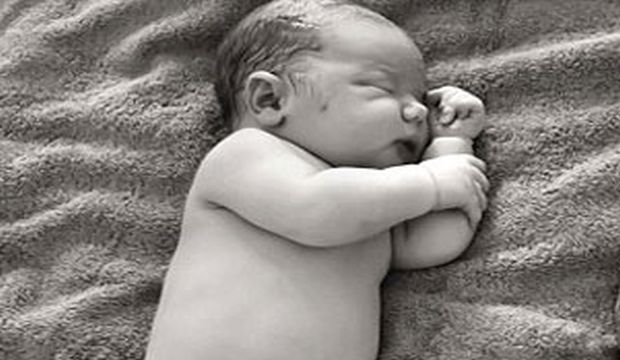 Izgleda kao obična fotografija bebe, no kada pogledate desno…WOW! ← ...